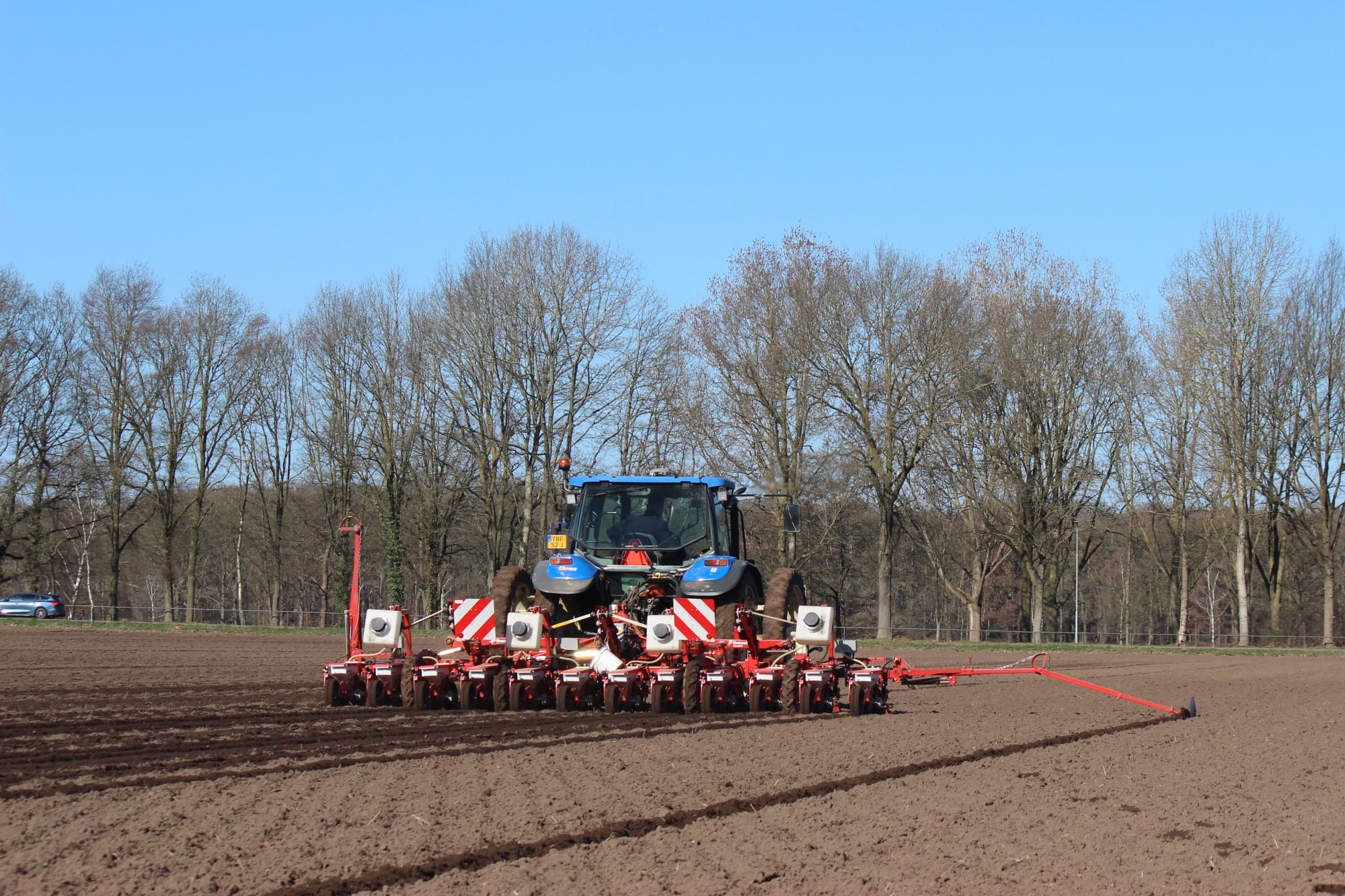 Start het seizoen goed met elektrische aandrijving op de zaaimachine ...