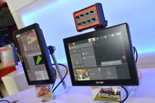 CCI 1200-terminal stuurt twee isobus-machines aan | LandbouwMechanisatie