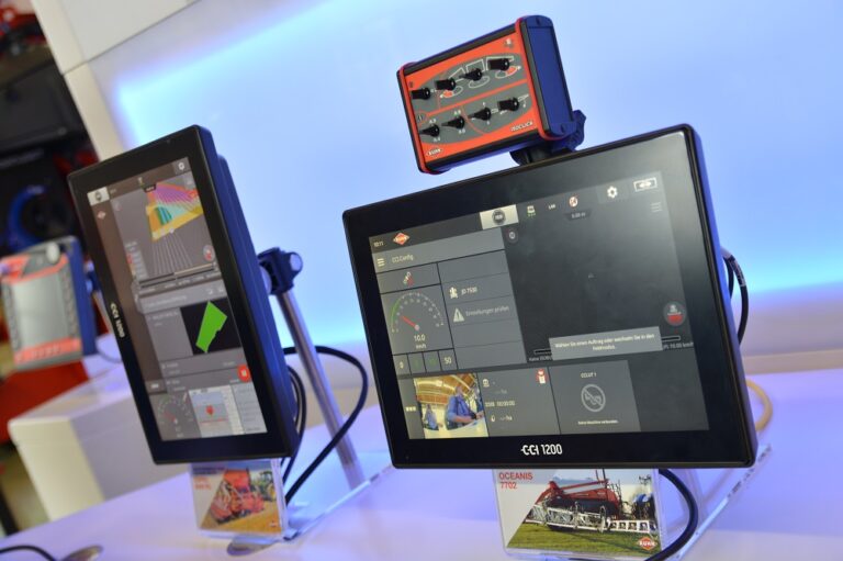 CCI 1200-terminal stuurt twee isobus-machines aan | LandbouwMechanisatie