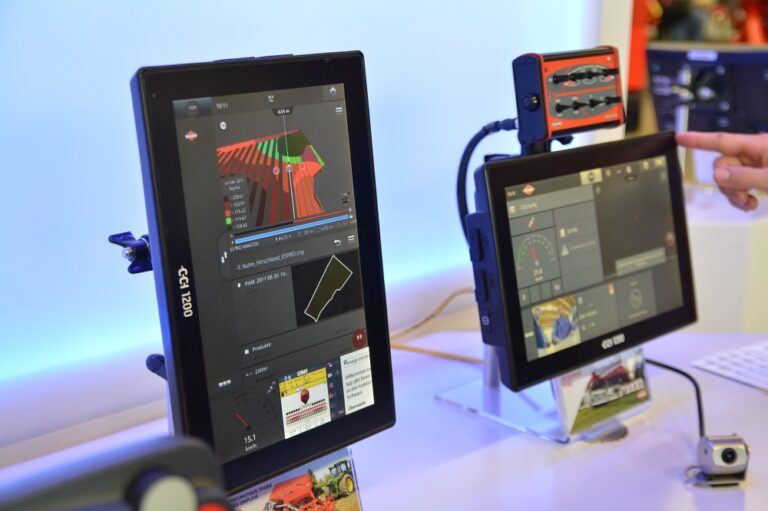 CCI 1200-terminal stuurt twee isobus-machines aan | LandbouwMechanisatie