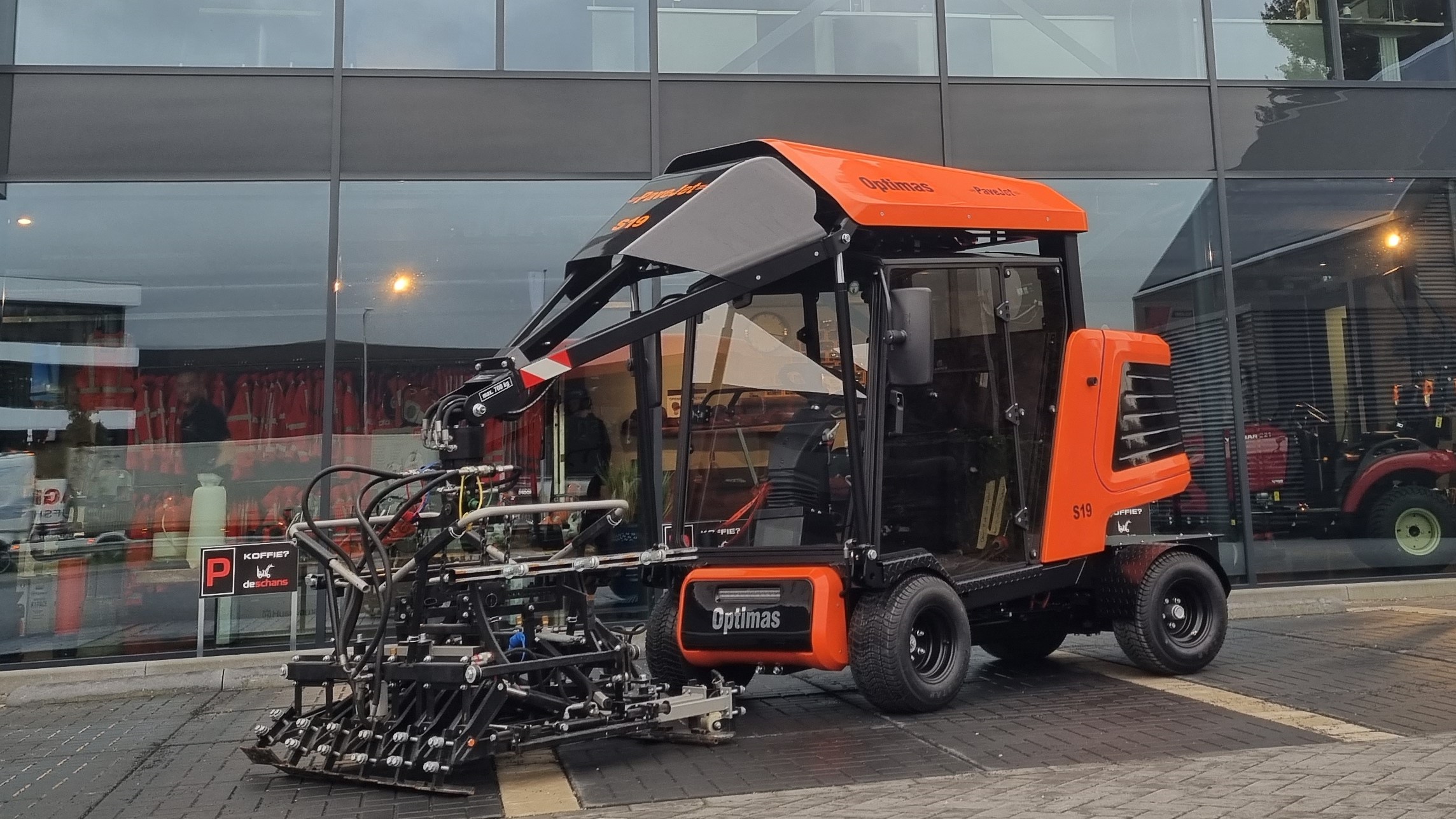 De Schans elektrificeert bestratingsmachine voor Optimas | Tuin en Park ...