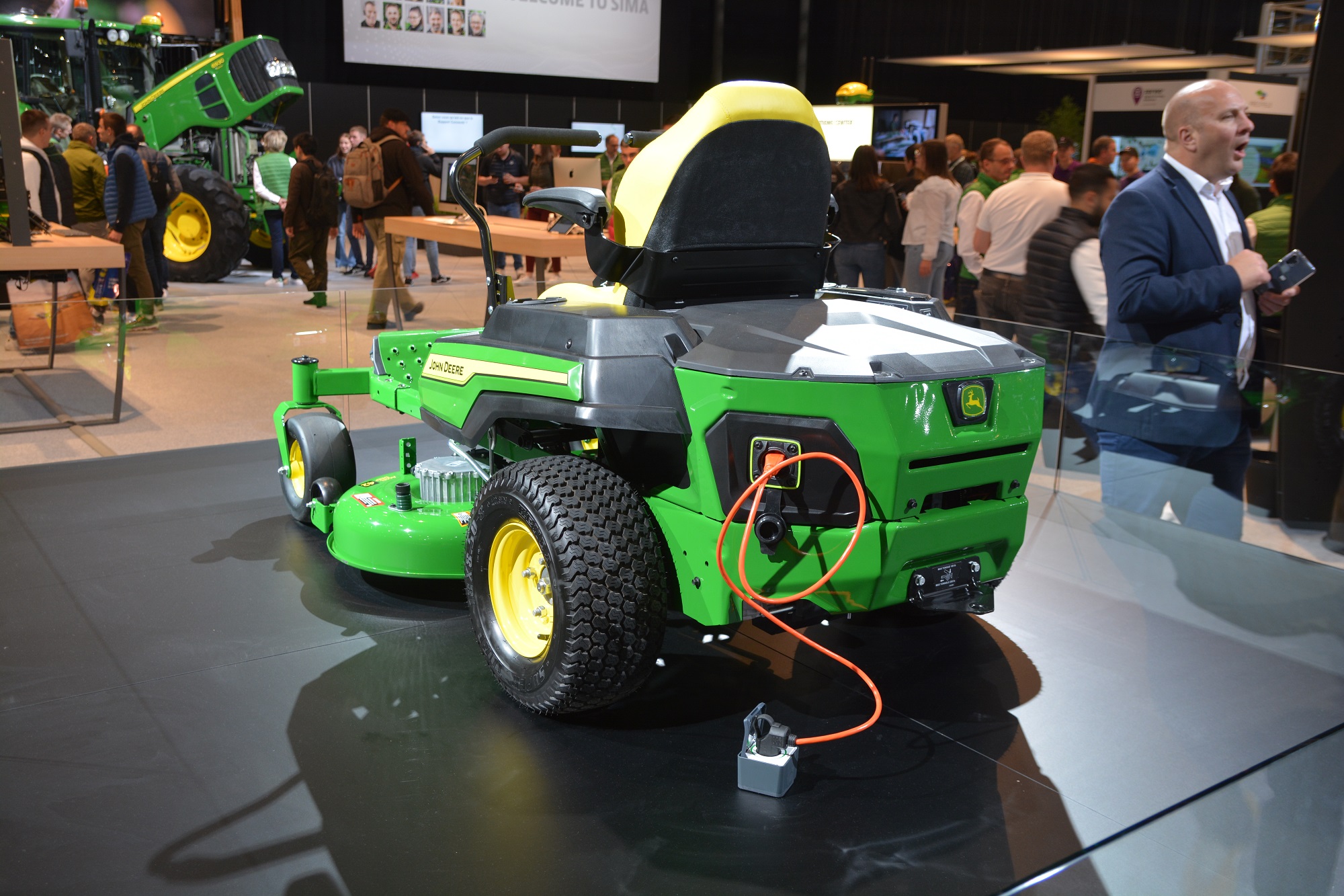 Sima 2022: John Deere toont elektrische zeroturnmaaier | Tuin en Park ...