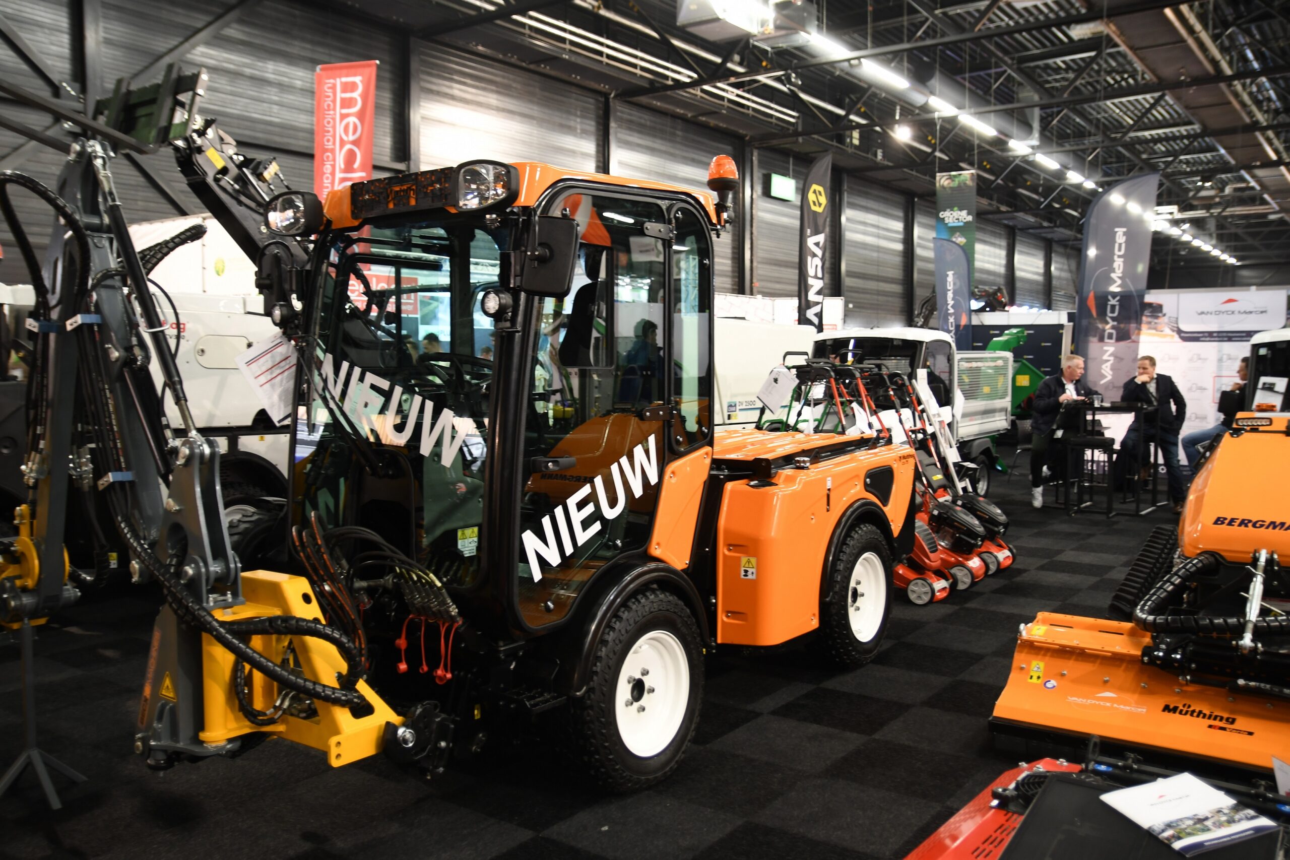 Groene Sector: Vernieuwde Multihog CX75 | Tuin en Park Techniek