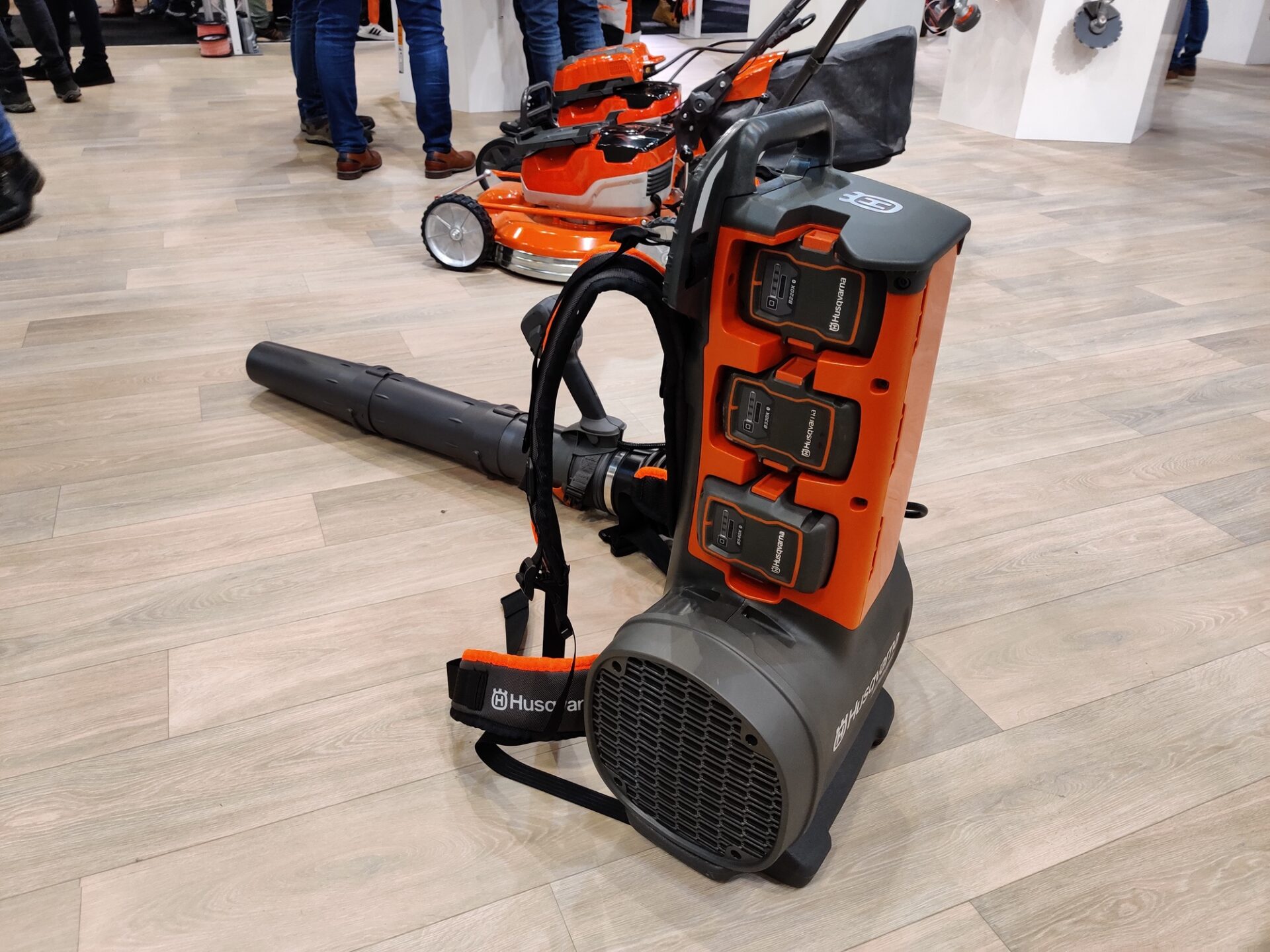 Groene Sector: Nieuw topmodel accubladblazer van Husqvarna | Tuin en ...