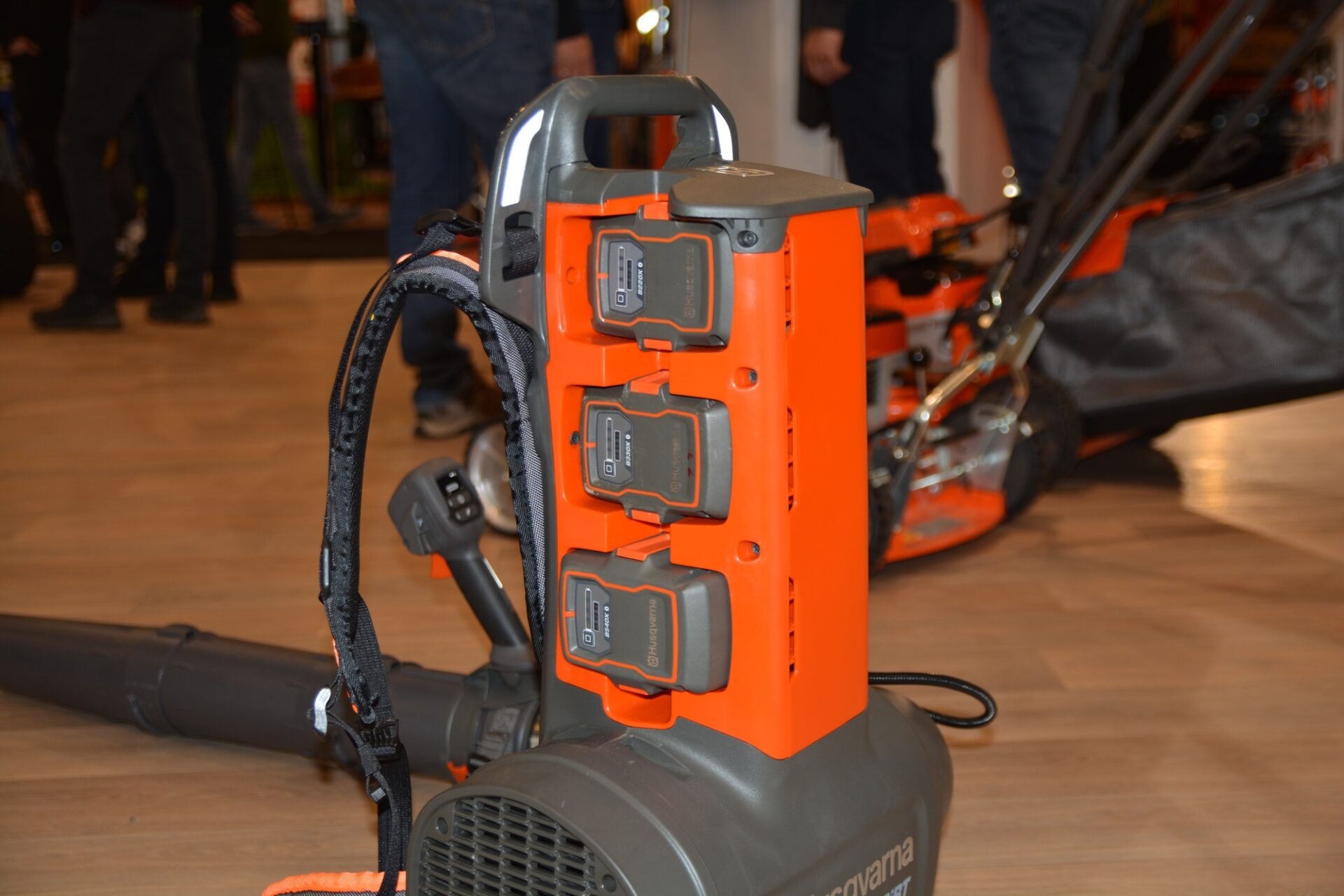 Groene Sector: Nieuw topmodel accubladblazer van Husqvarna | Tuin en ...