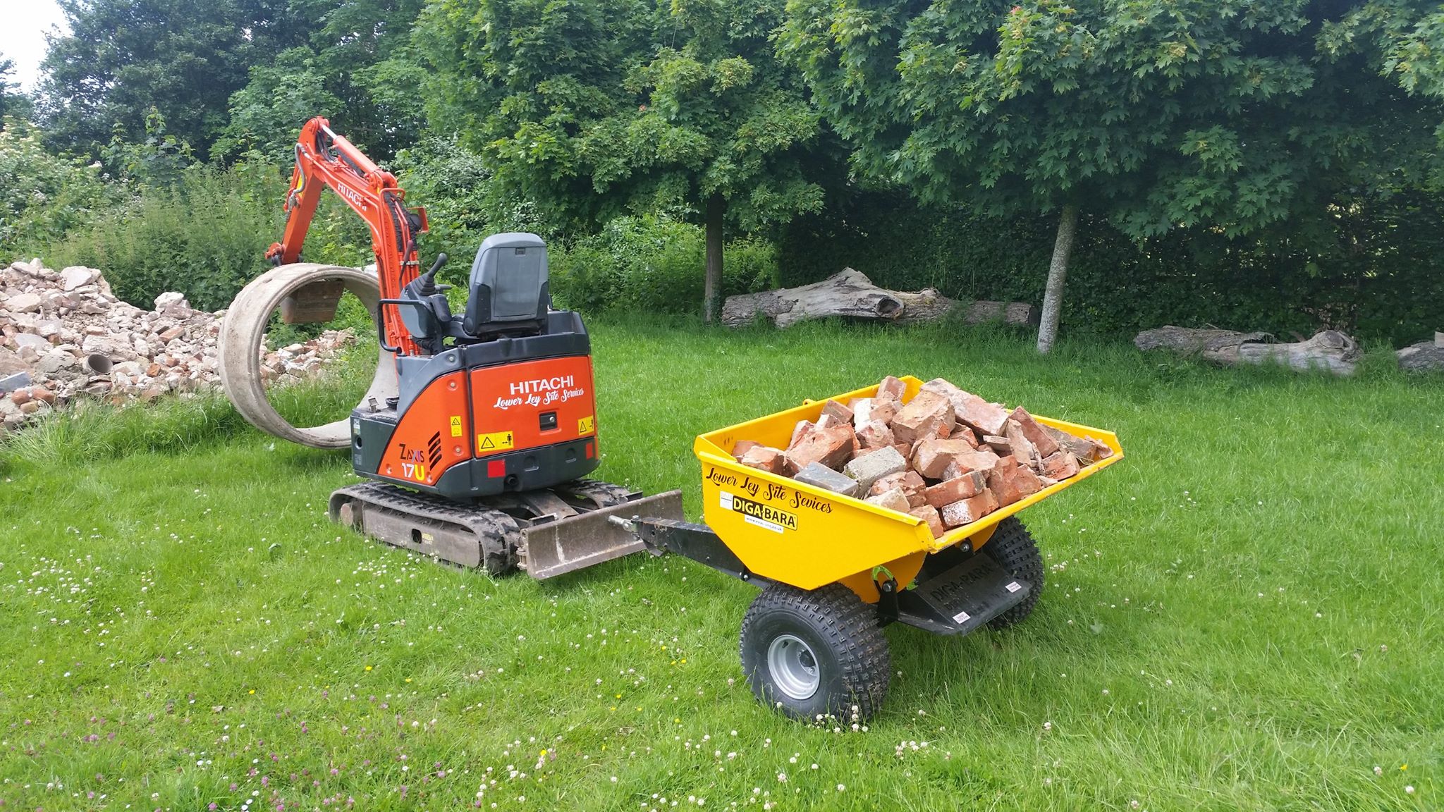 Kleine kieper achter minigraver | Tuin en Park Techniek