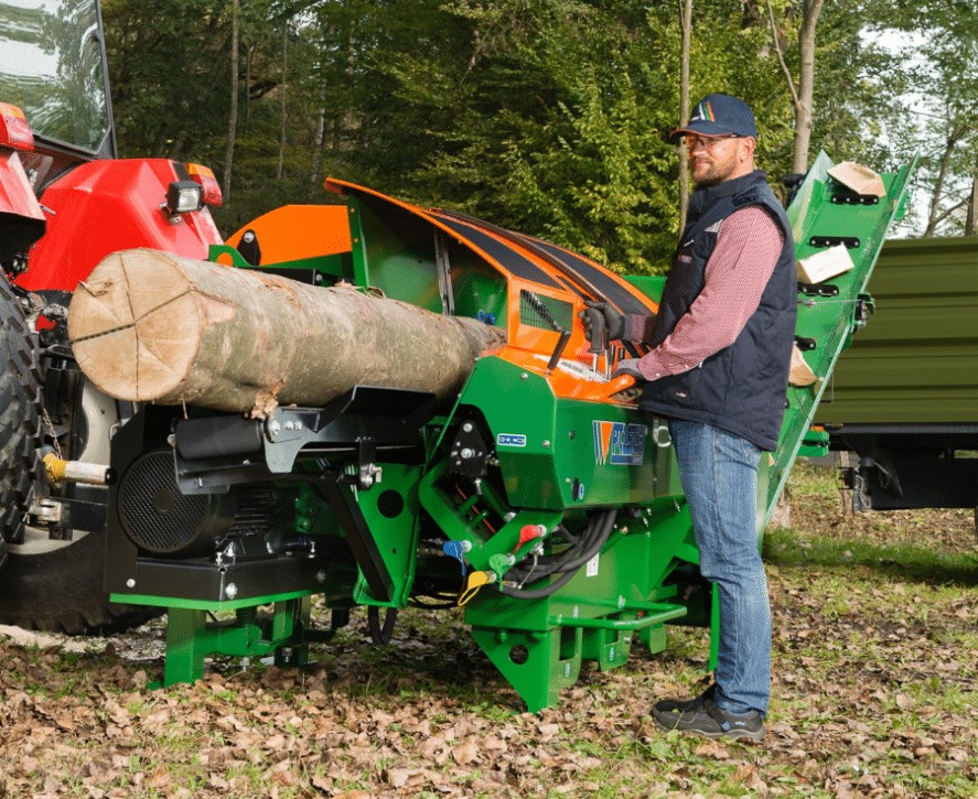 Nieuwe Posch-houtklover achter de trekker | Tuin en Park Techniek