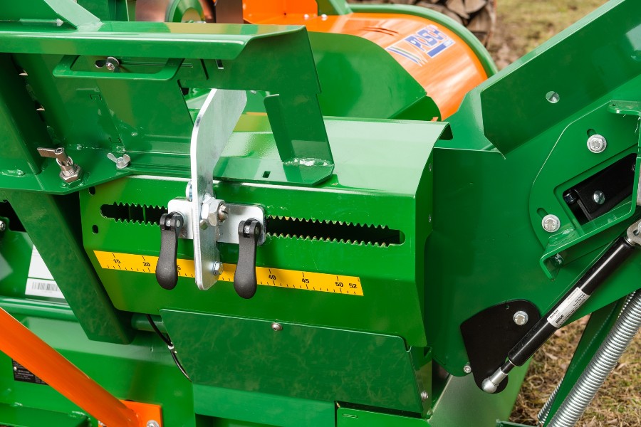 Nieuwe Posch-wipzaag met transportband | Tuin en Park Techniek