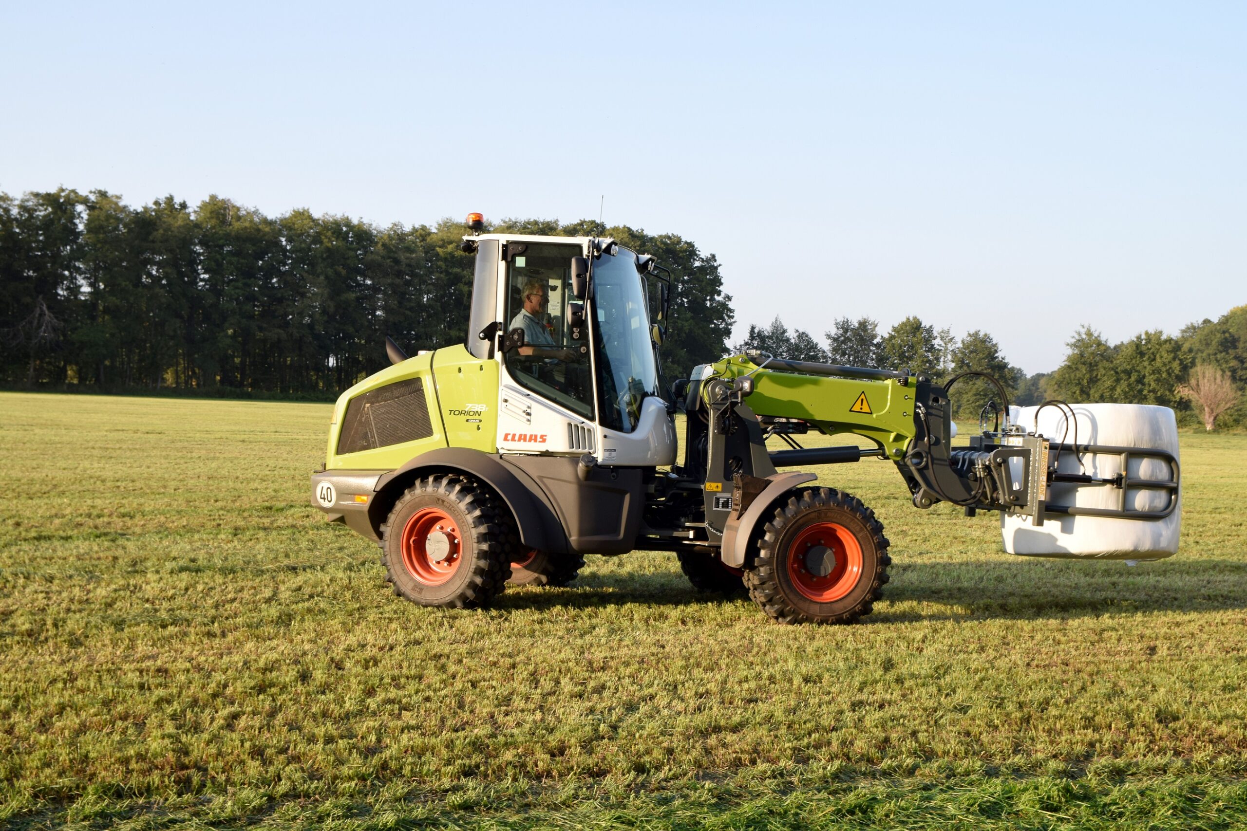 Shovel met verreikertrekjes - Claas Torion 738 T Sinus | Veehouderij ...