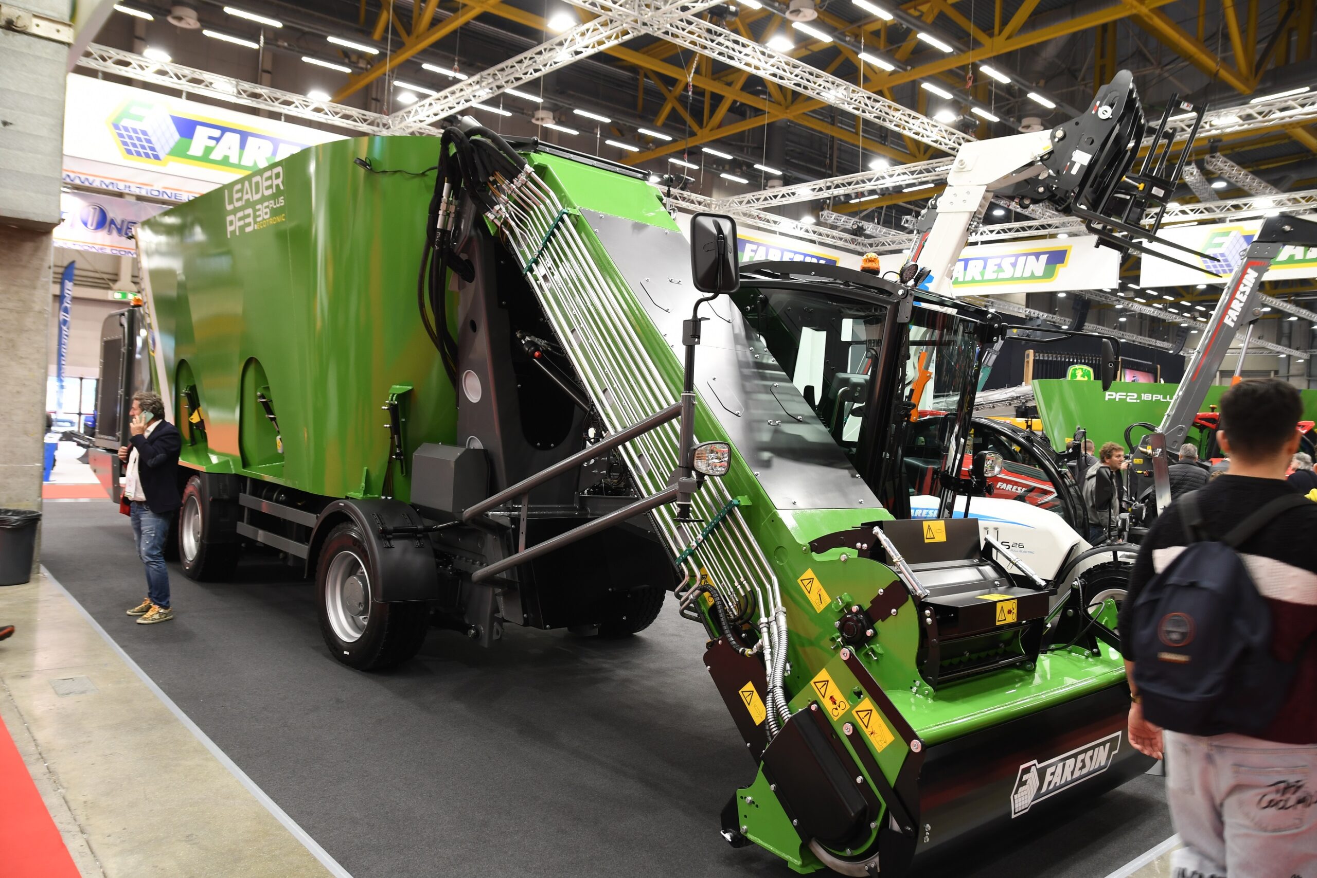 Eima 2022: Faresin voermengwagen van 36 kuub | Veehouderij Techniek