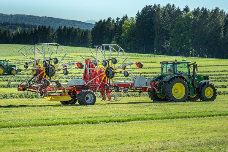 Pöttinger introduceert brede 4-elements hark | Veehouderij Techniek